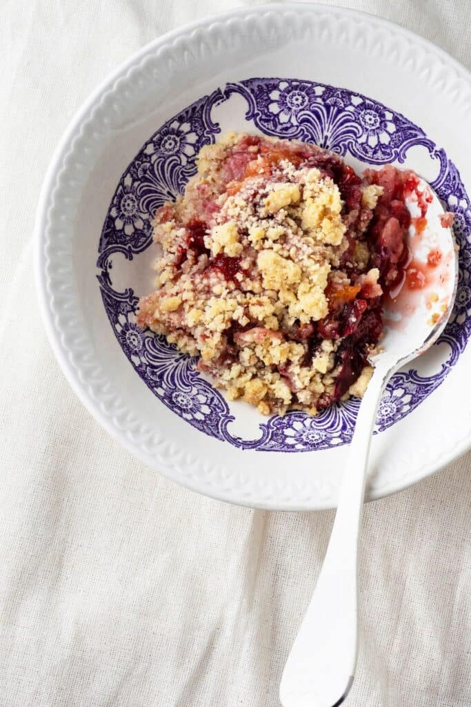 Mixed Berry Crumble - Baking Envy